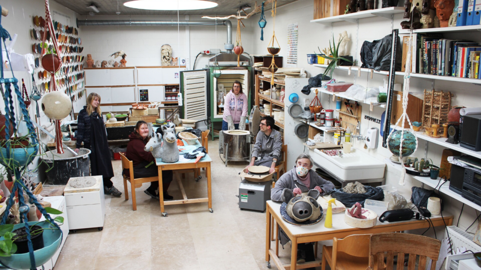 Atelier in beeld: Kleiatelier en teken- en schilderatelier van het dagcentrum van De Sperwer in ...
